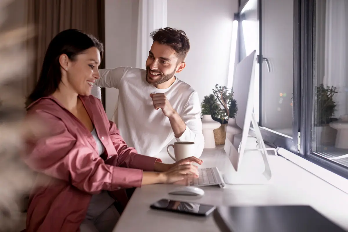Verliefd op een Collega? Herken Signalen en Blijf Professioneel